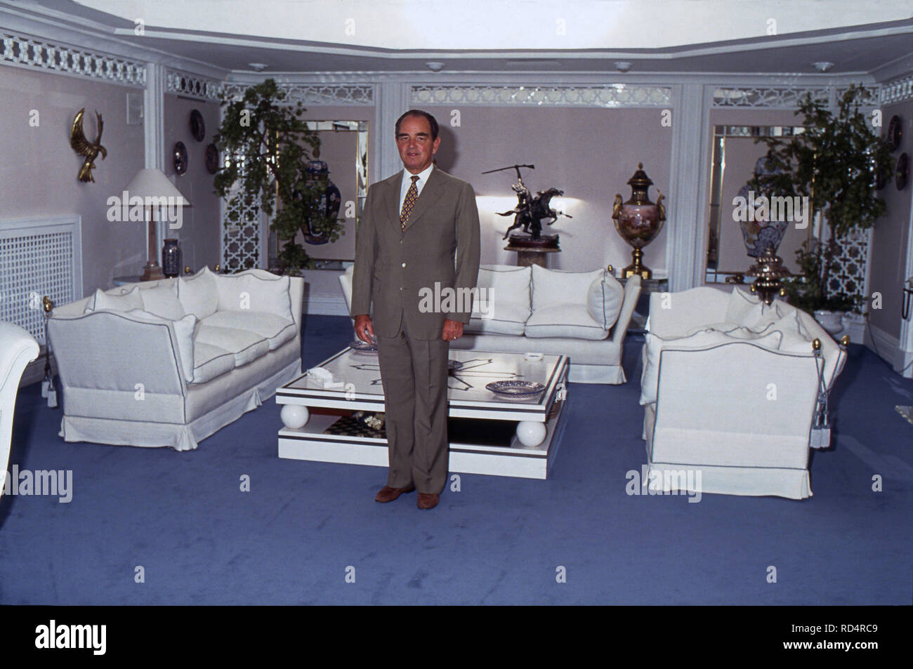 Rudolf Graf und Herr von Schönburg Glauchau auf seinem Anwesen in ...