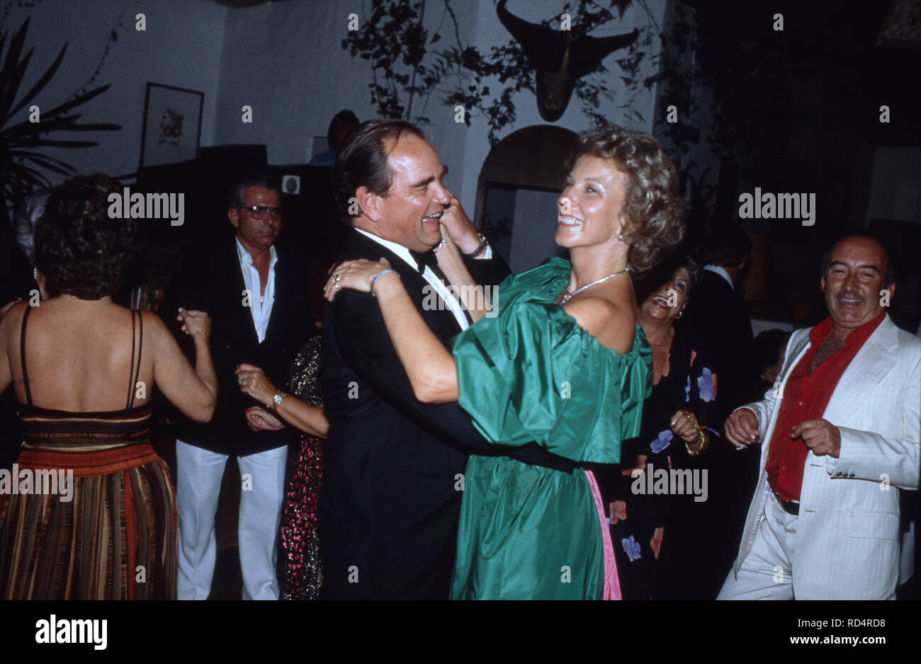 Rudolf Graf und Herr von Schönburg Glauchau beim Tanzen mit Gemahlin ...