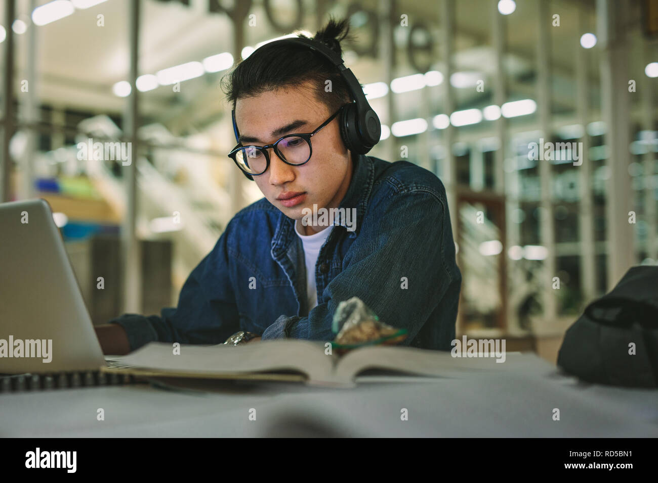 Asian male college student hi-res stock photography and images - Alamy