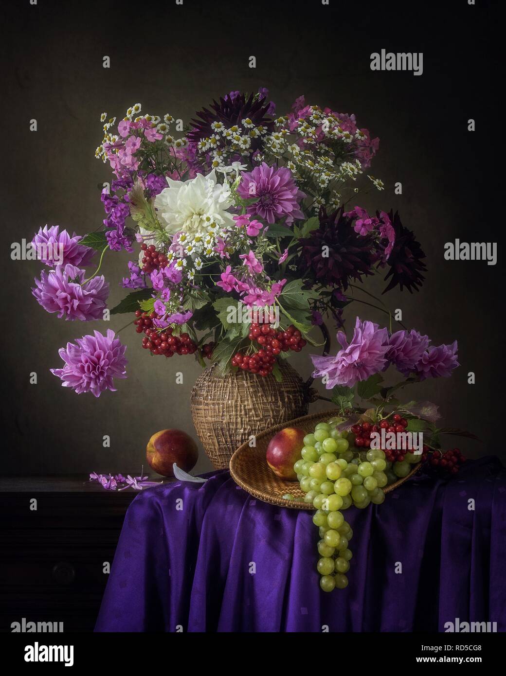 Vintage still life of flowers hi-res stock photography and images - Alamy