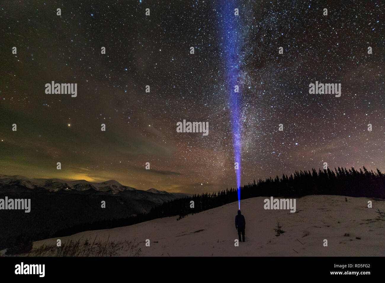 Man standing under stars hi-res stock photography and images - Alamy