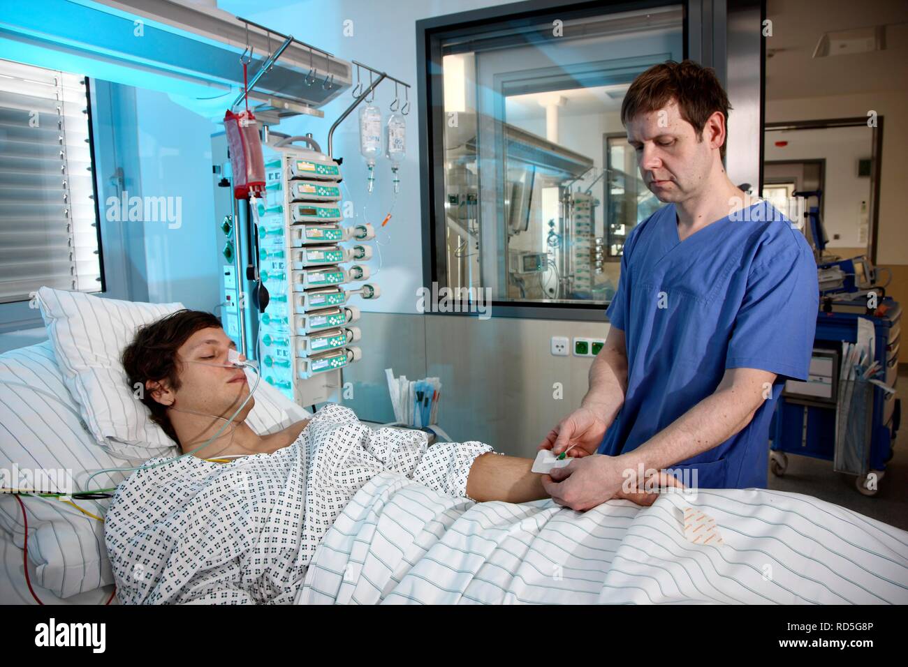 Intensive care hospital nurse patient hi-res stock photography and ...