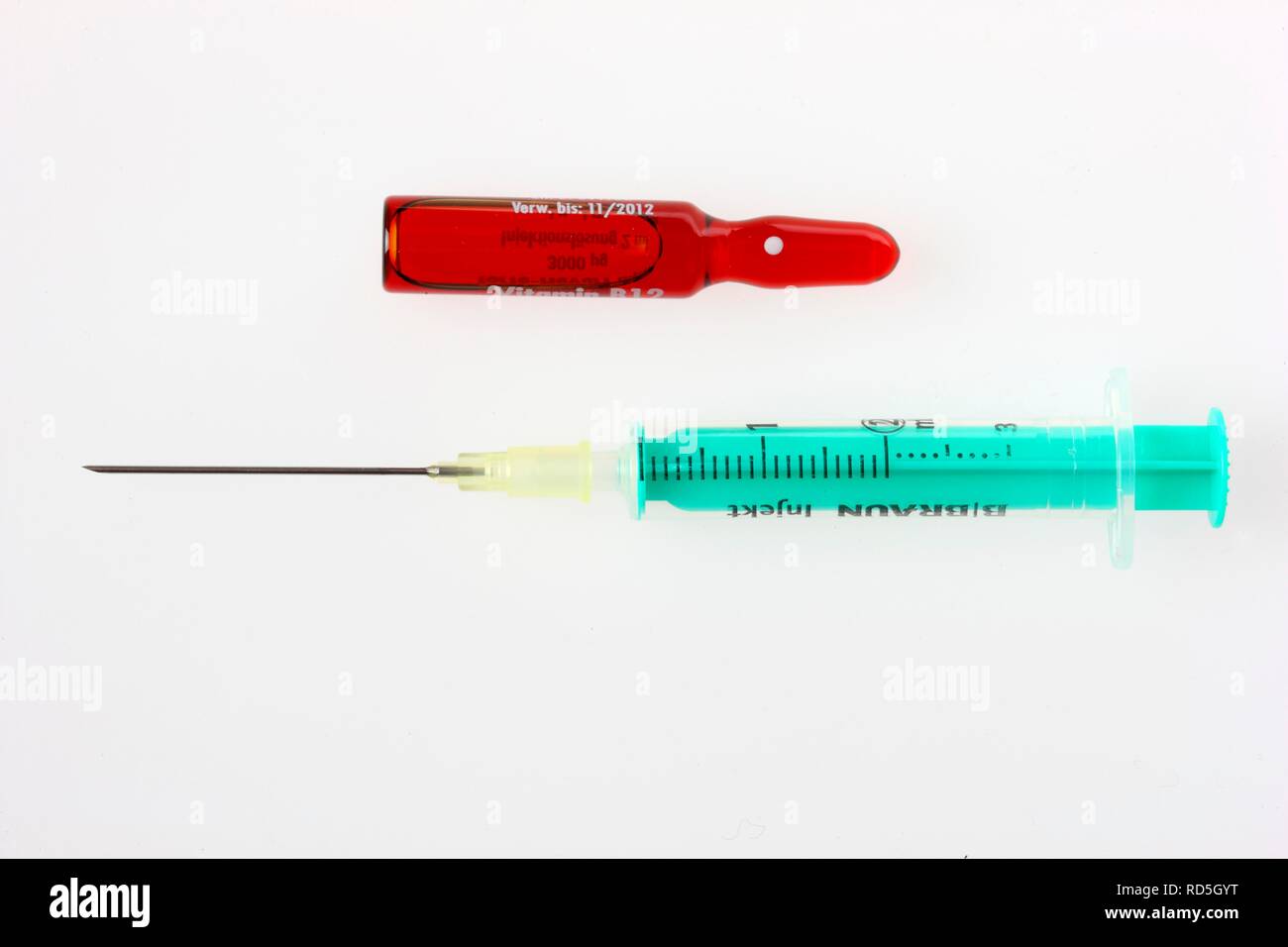 Disposable syringe, needle, vial Stock Photo - Alamy