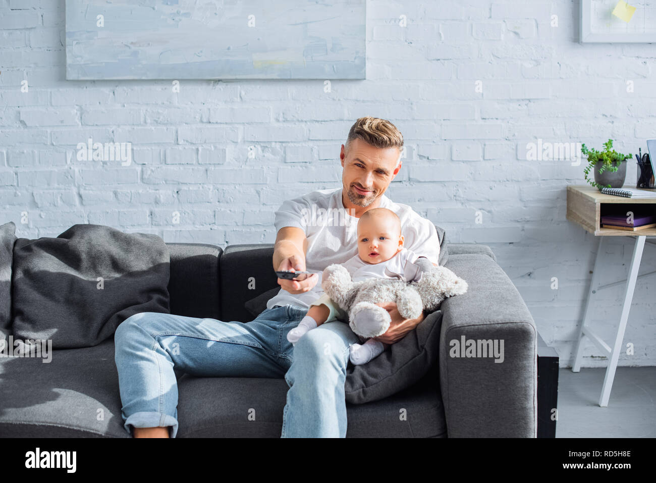 Watching tv playing dad hi-res stock photography and images - Alamy