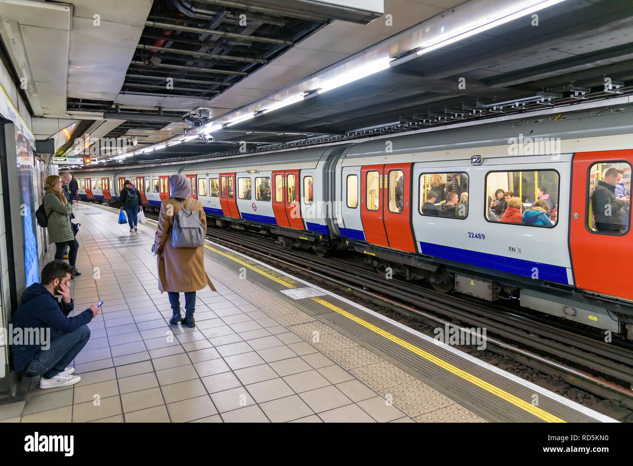 London, UK - April 30, 2018: Circle line platform on the Monument ...