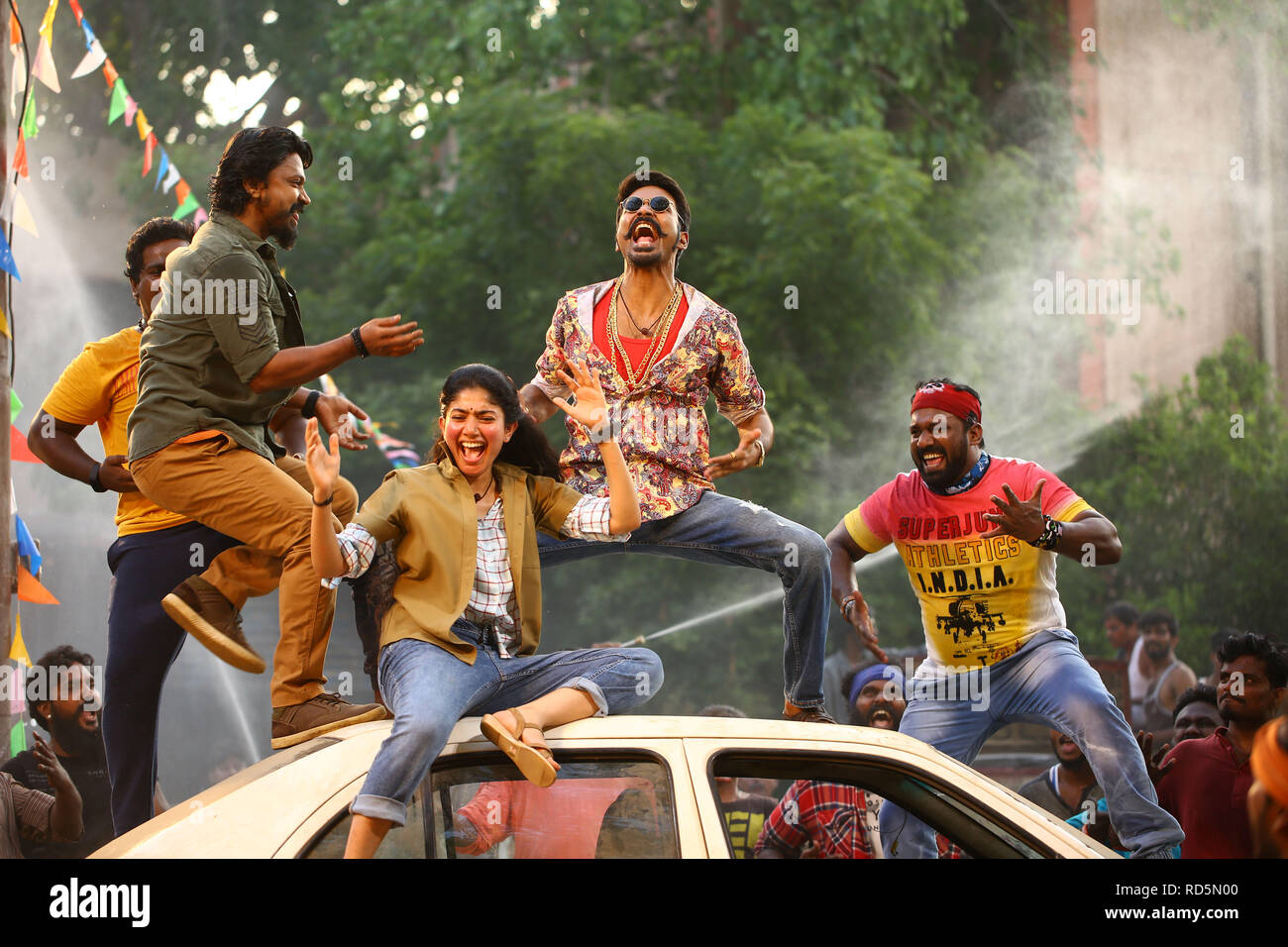 MAARI 2, (aka MAARI TWO), from left: Kreshna, Sai Pallavi, Dhanush ...