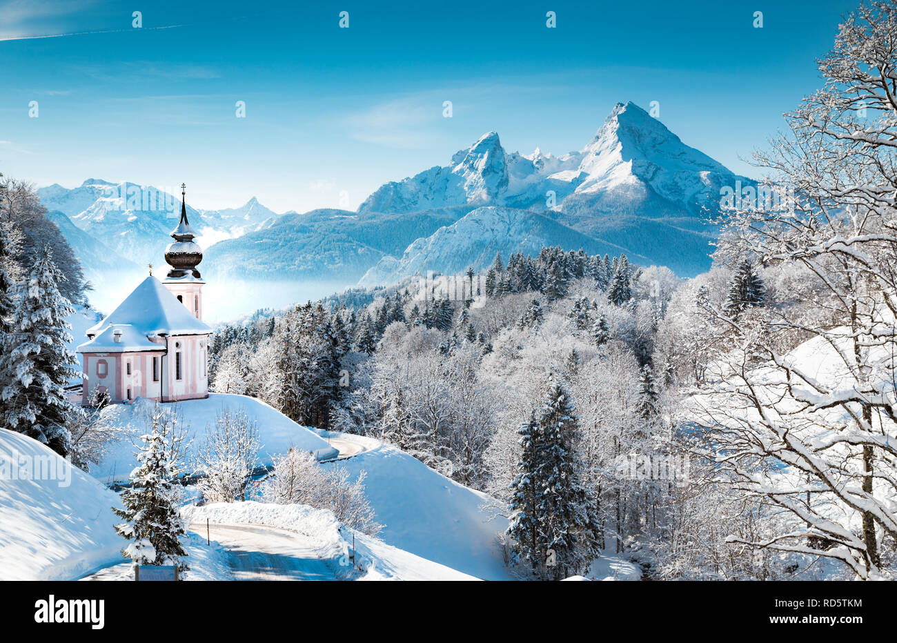 Beautiful winter wonderland mountain scenery in the Alps with ...