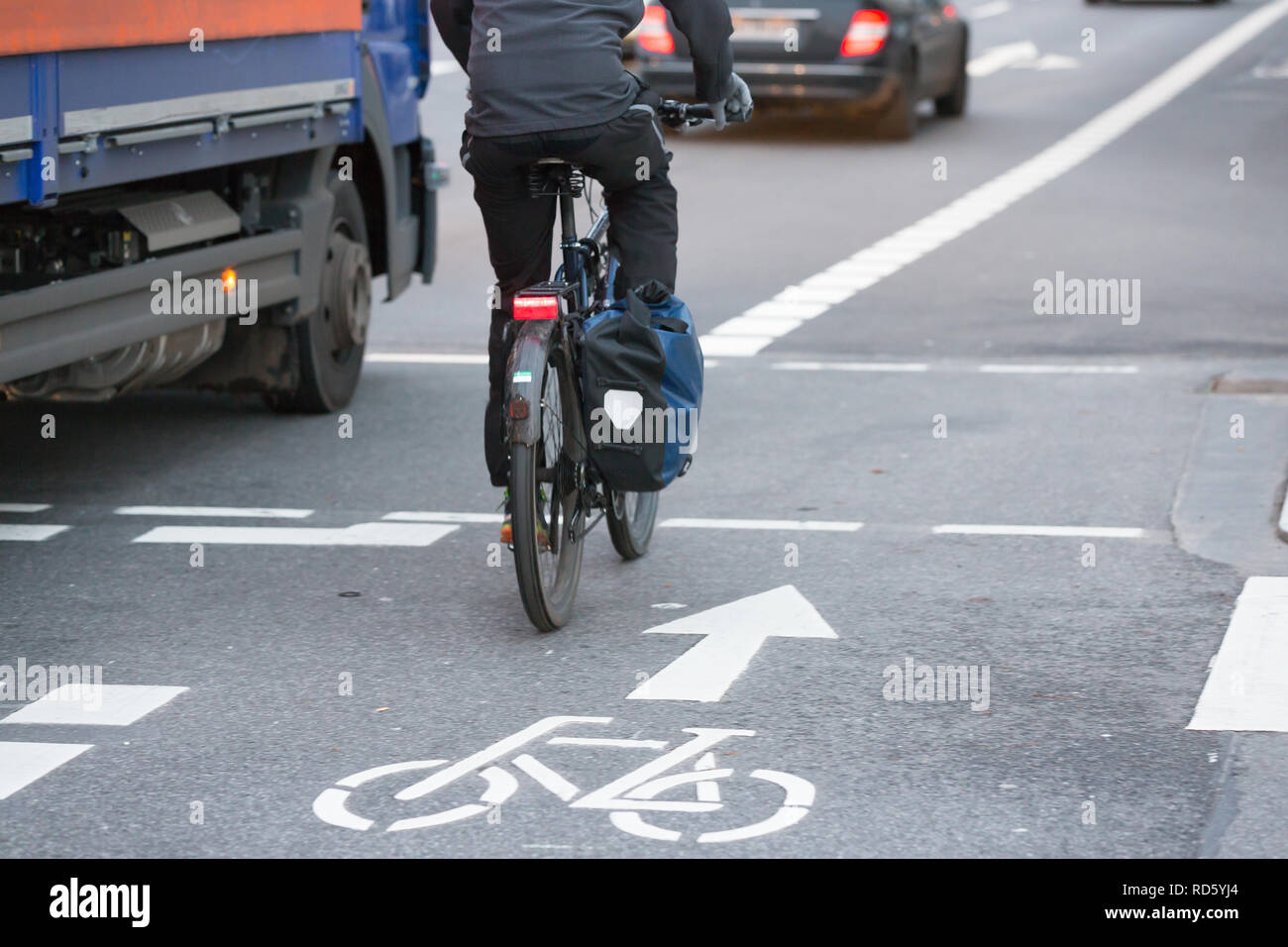 Lorry cycle hi-res stock photography and images - Alamy