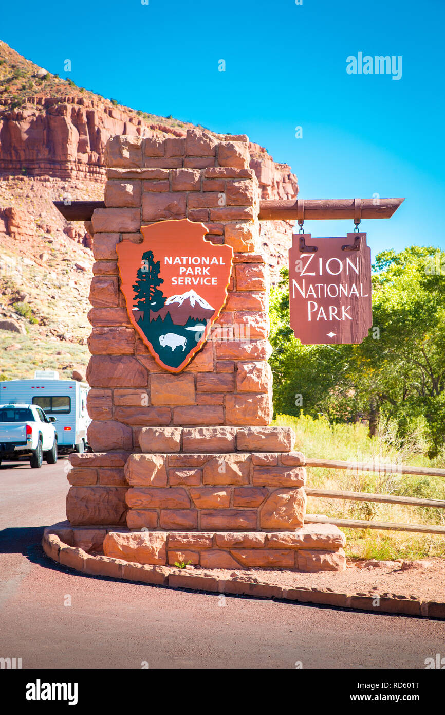 Entrance monument valley hi-res stock photography and images - Alamy