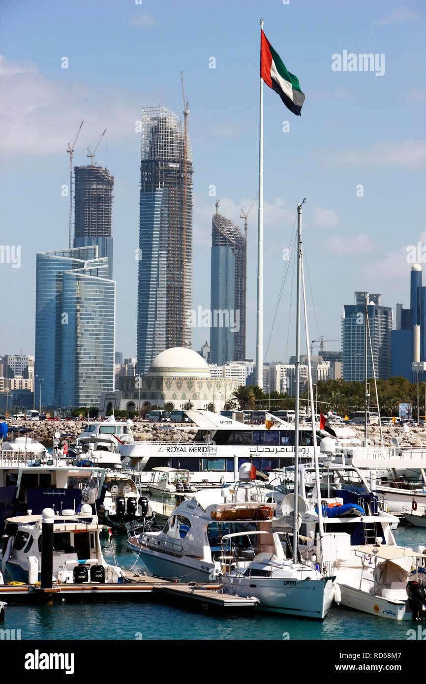 Abu dhabi corniche uae flag hi-res stock photography and images - Alamy