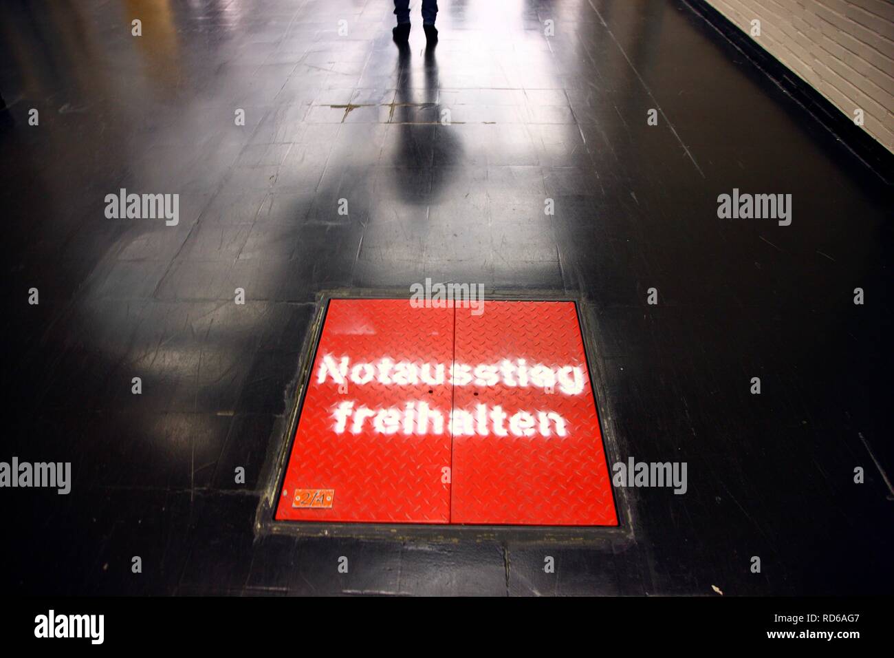 Emergency exit, lettering "Notausstieg freihalten", German for ...