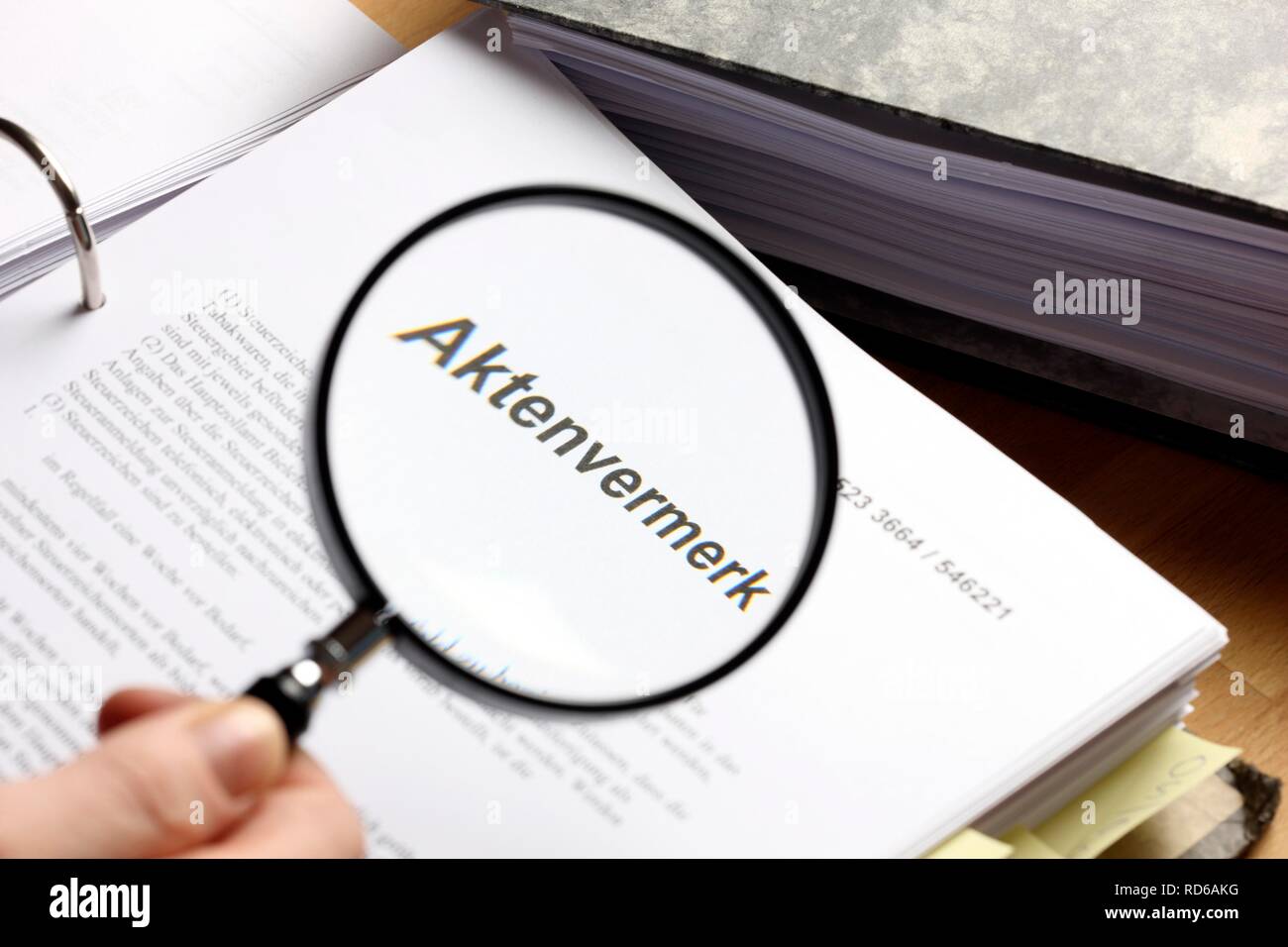Magnifying glass, memorandum, folder with a file note Stock Photo - Alamy