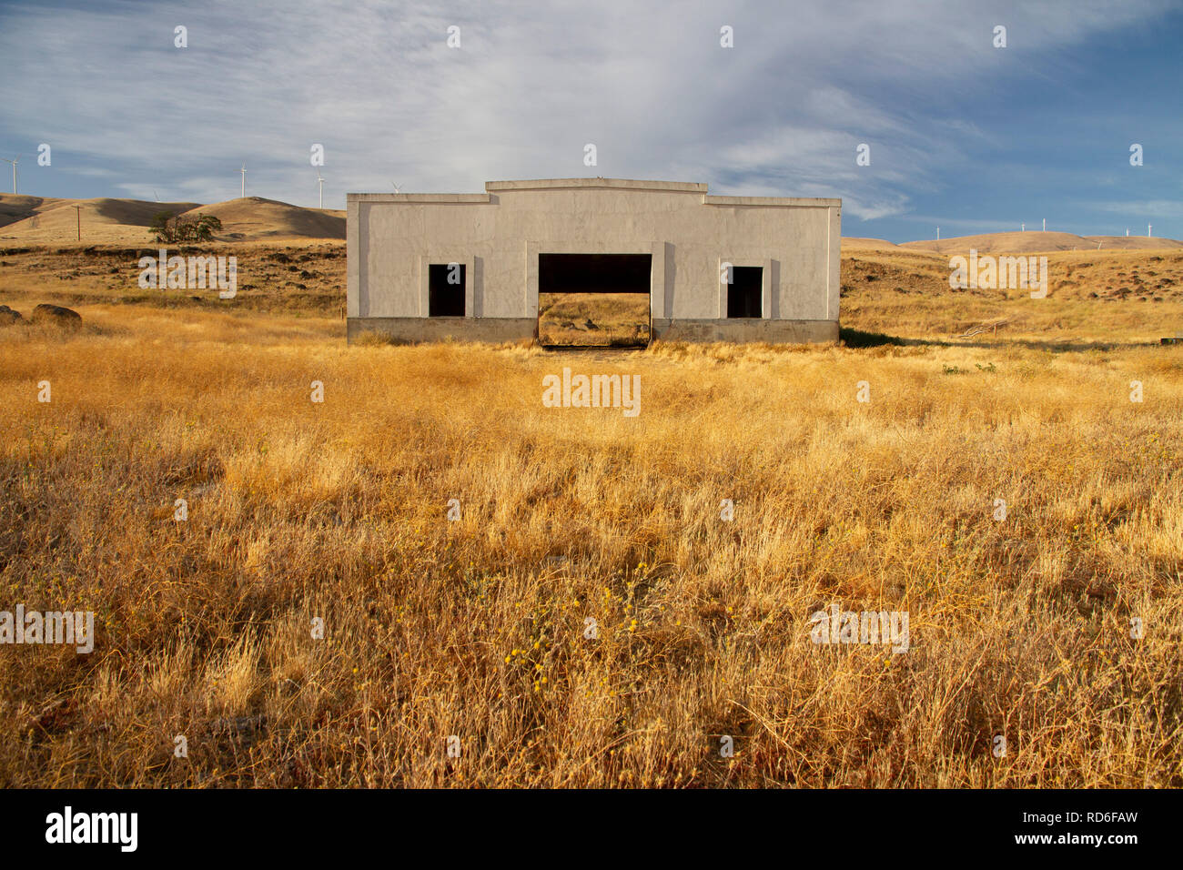 Field building hi-res stock photography and images - Alamy