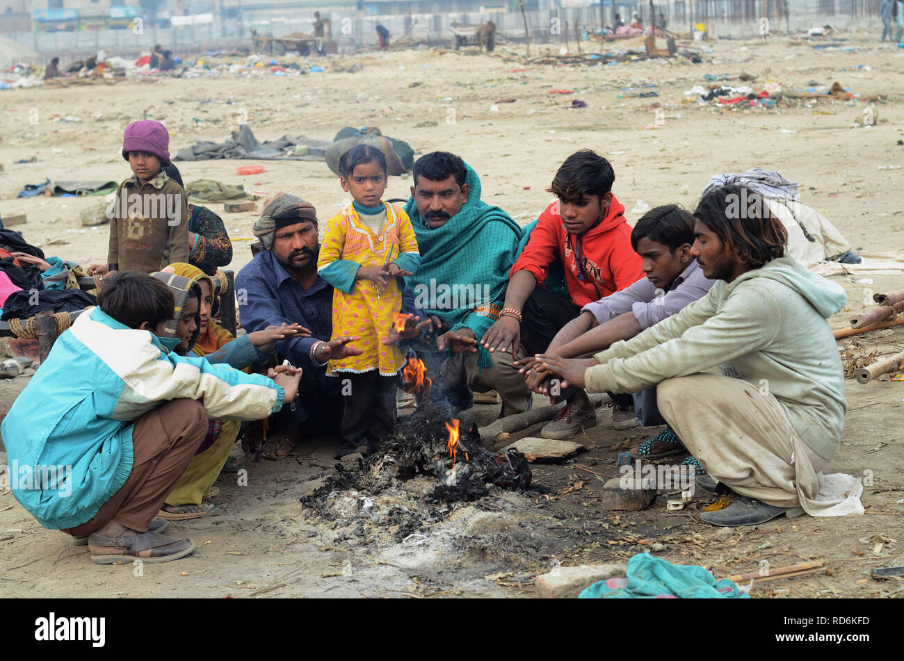 Lahore, Pakistan. 16th Jan, 2019. Pakistani government on one side ...