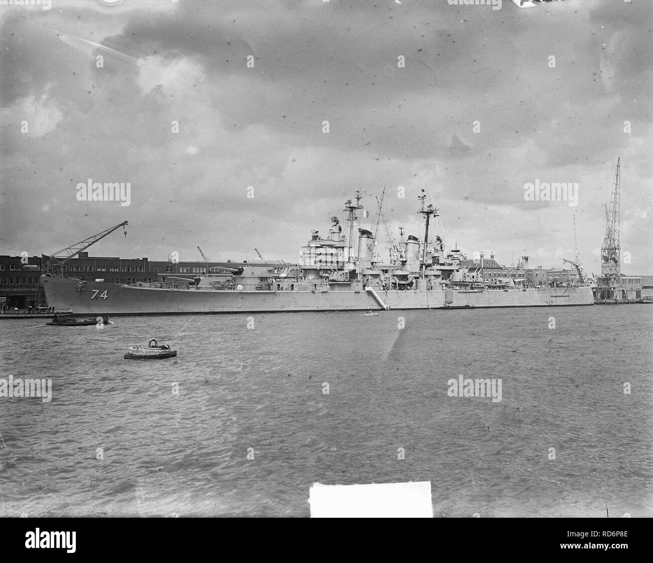 Amerikaanse zware kruiser USS Columbus (CA-74) in Amsterdam ...