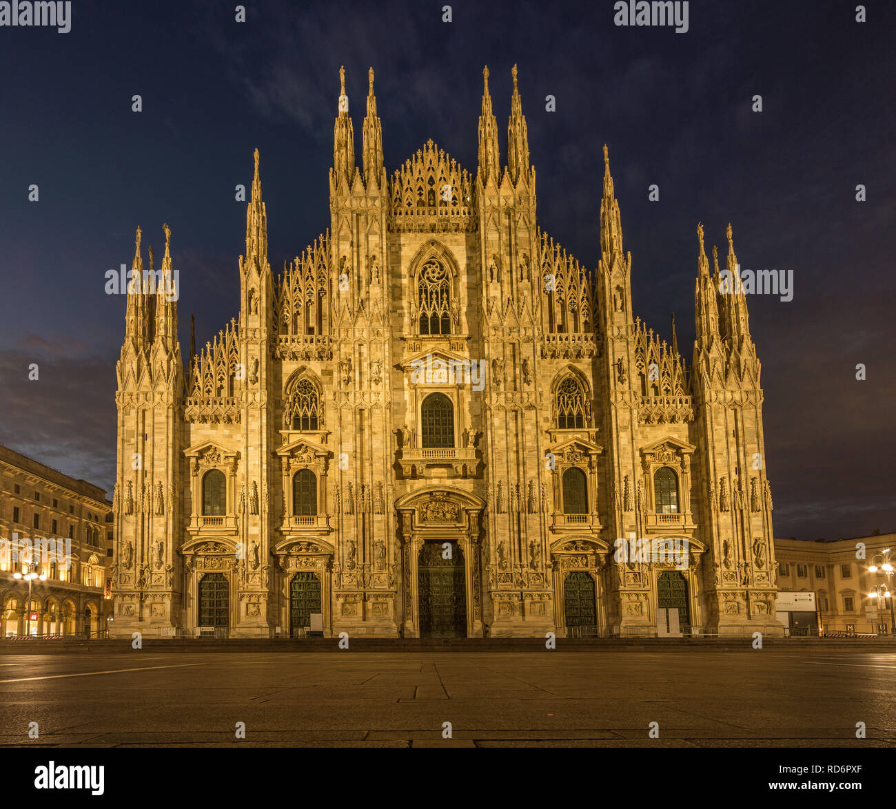Milano piazza duomo cathedral hi-res stock photography and images - Alamy