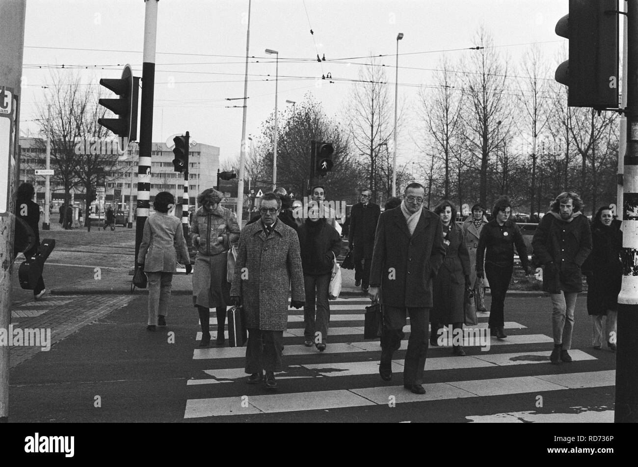 Ambtenarenacties openbaar vervoer in Rotterdam plat, mensen lopen naar ...