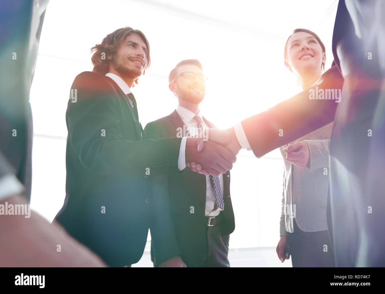 final handshake of business partners Stock Photo - Alamy