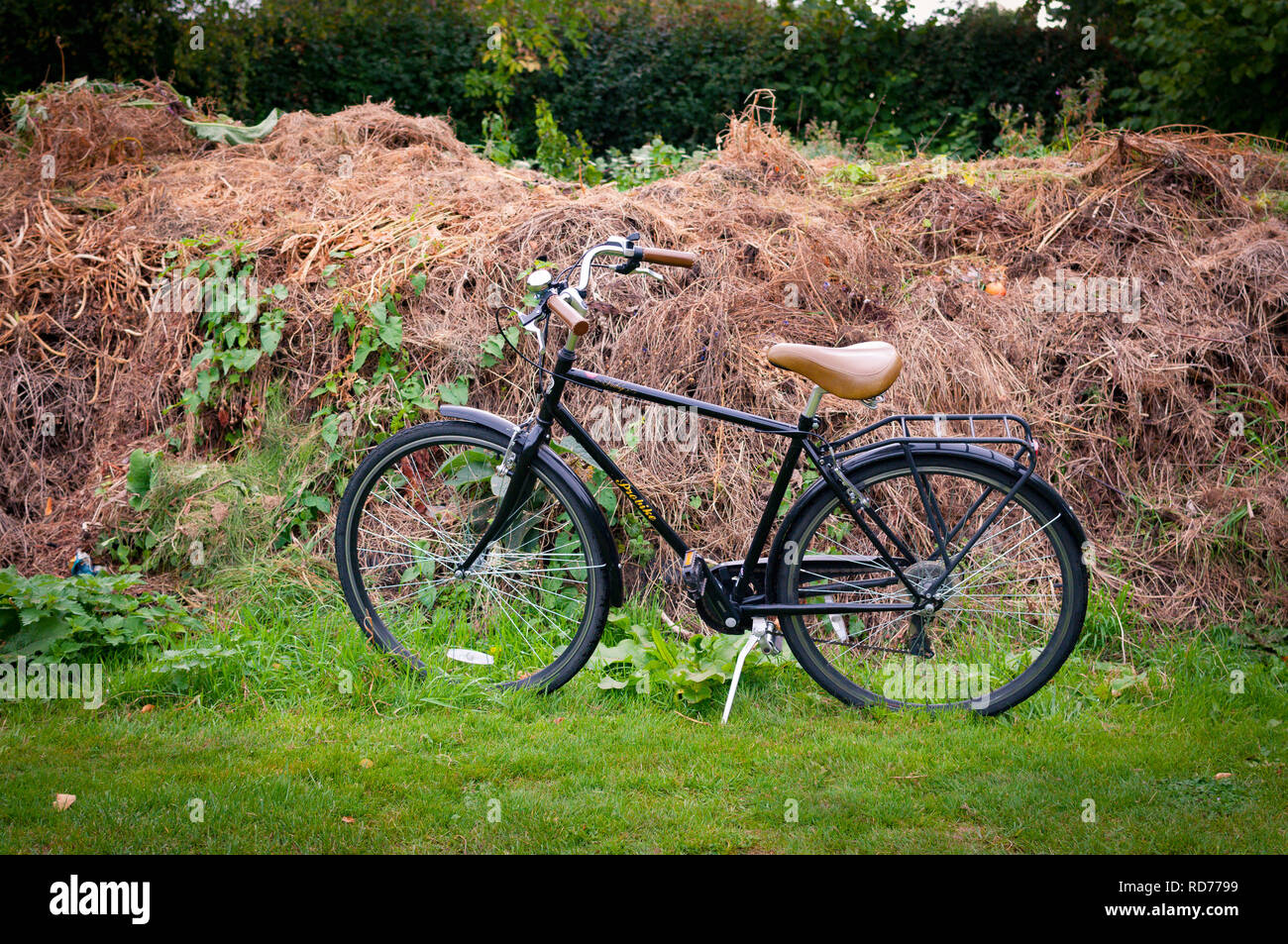 Vintage push bike hi-res stock photography and images - Alamy