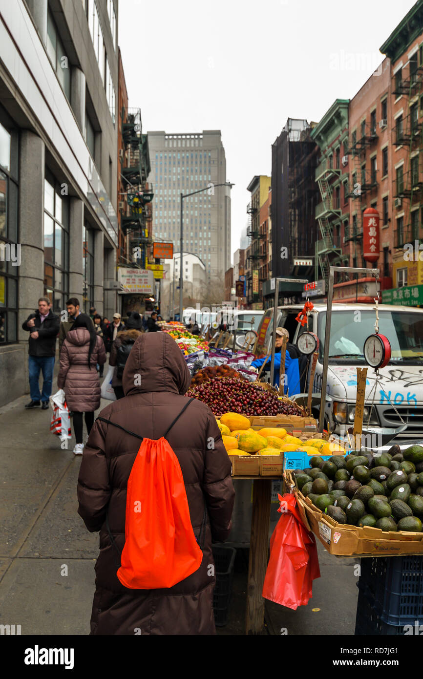 Shoppers street in chinatown, new york hi-res stock photography and images - Alamy