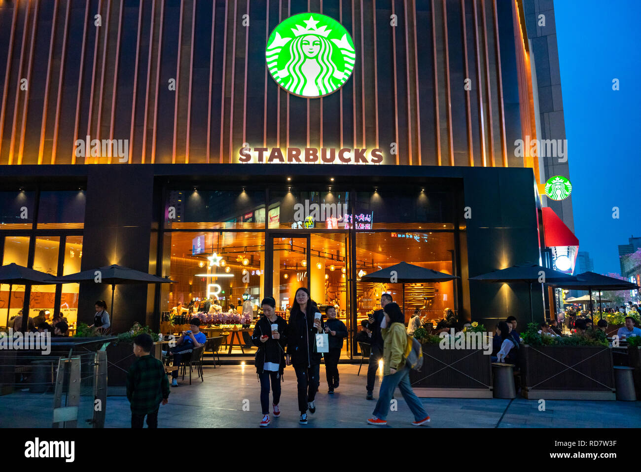 Holding starbucks cups hi-res stock photography and images - Alamy