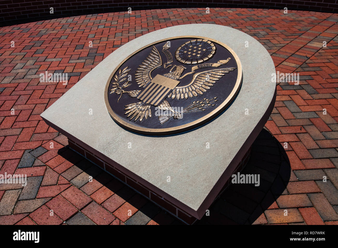 Us shield symbol emblem hi-res stock photography and images - Alamy