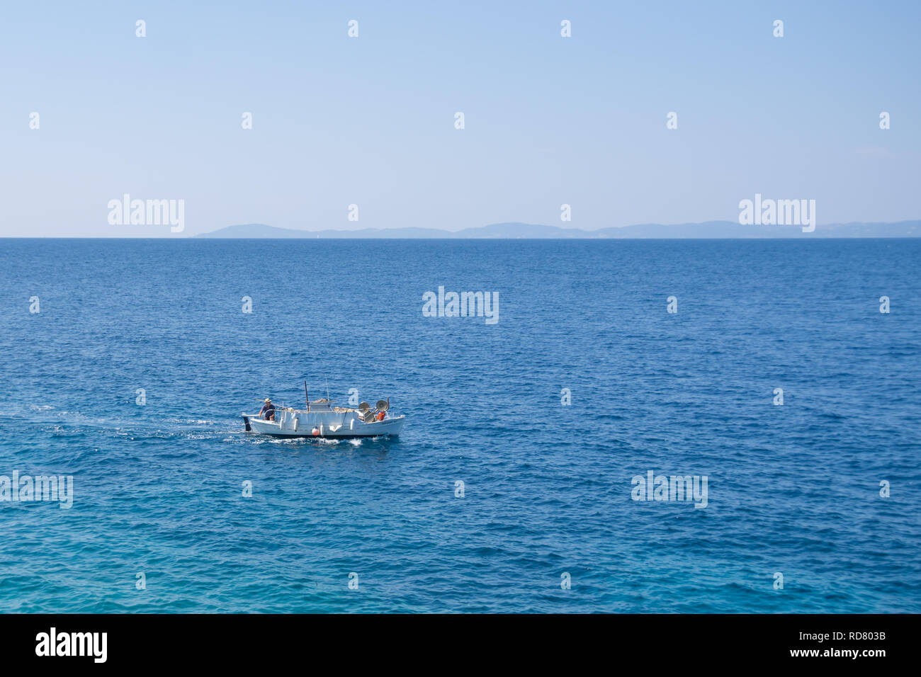 White motorized boat hi-res stock photography and images - Alamy