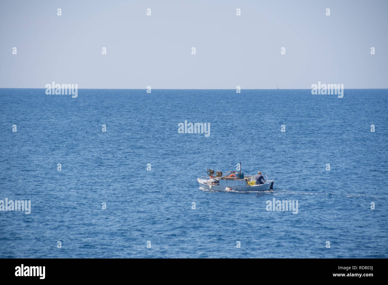 White motorized boat hi-res stock photography and images - Alamy