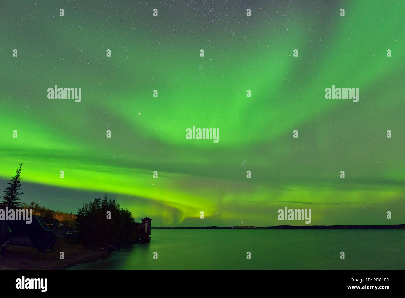 Aurora borealis (northern lights) over Great Slave Lake, Yellowknife ...