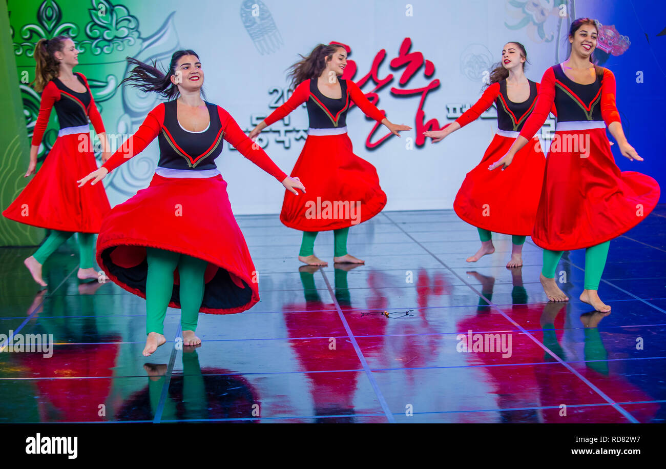 Israeli folk dance hi-res stock photography and images - Alamy