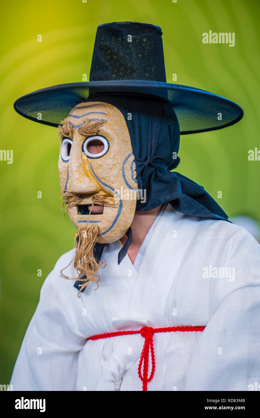 Actor performing the traditinal Korean Maskdance at Andong South Korea ...
