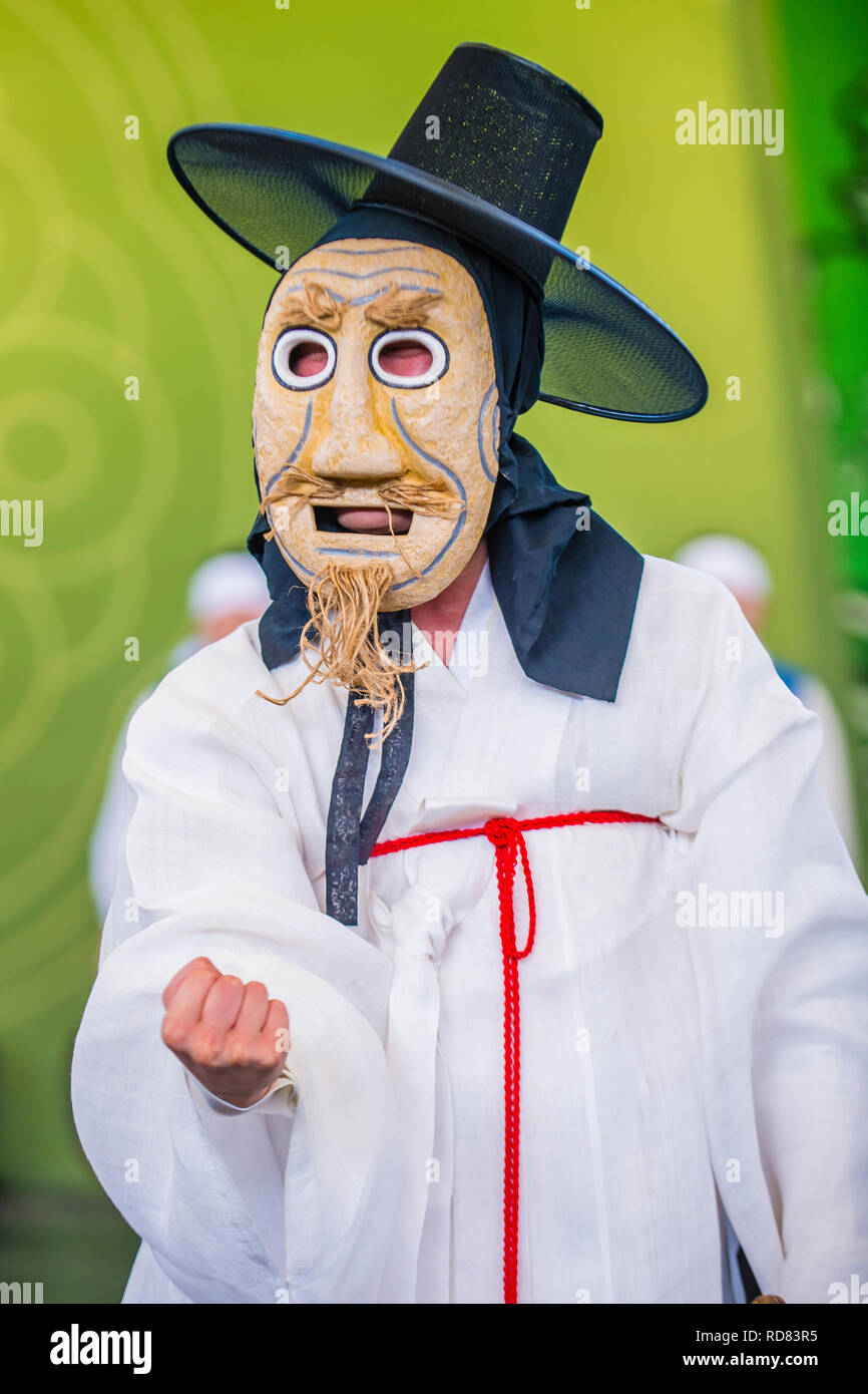 Actor performing the traditinal Korean Maskdance at Andong South Korea ...