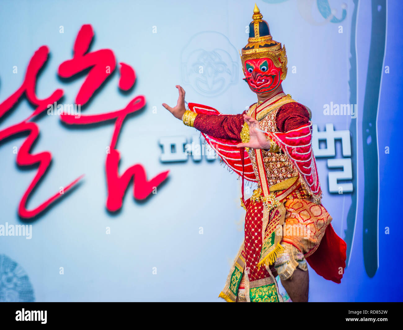 Thai dancer performing the traditinal Thai Khon dance at the Mask dance ...