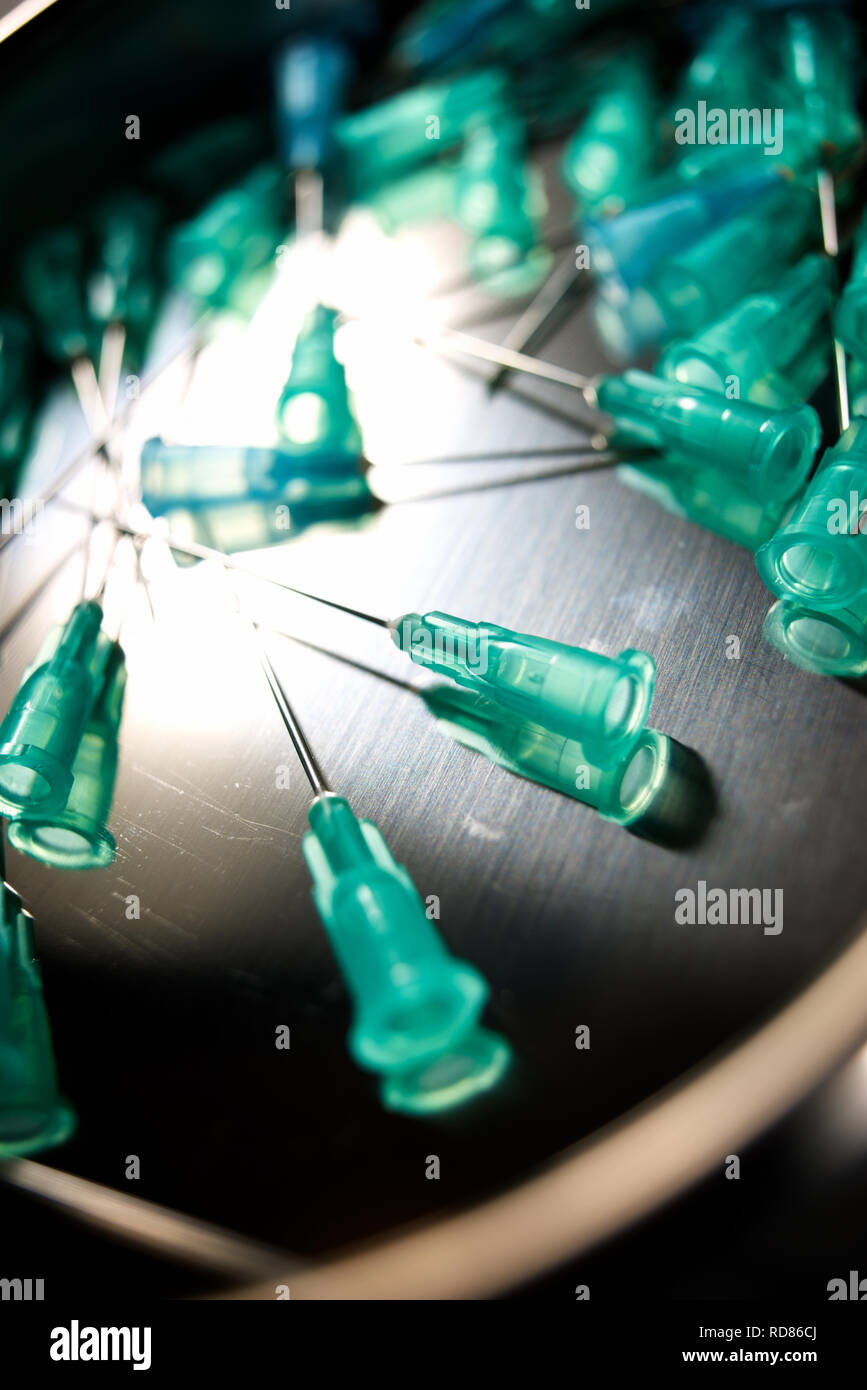 Hypodermic needles on tray hi-res stock photography and images - Alamy