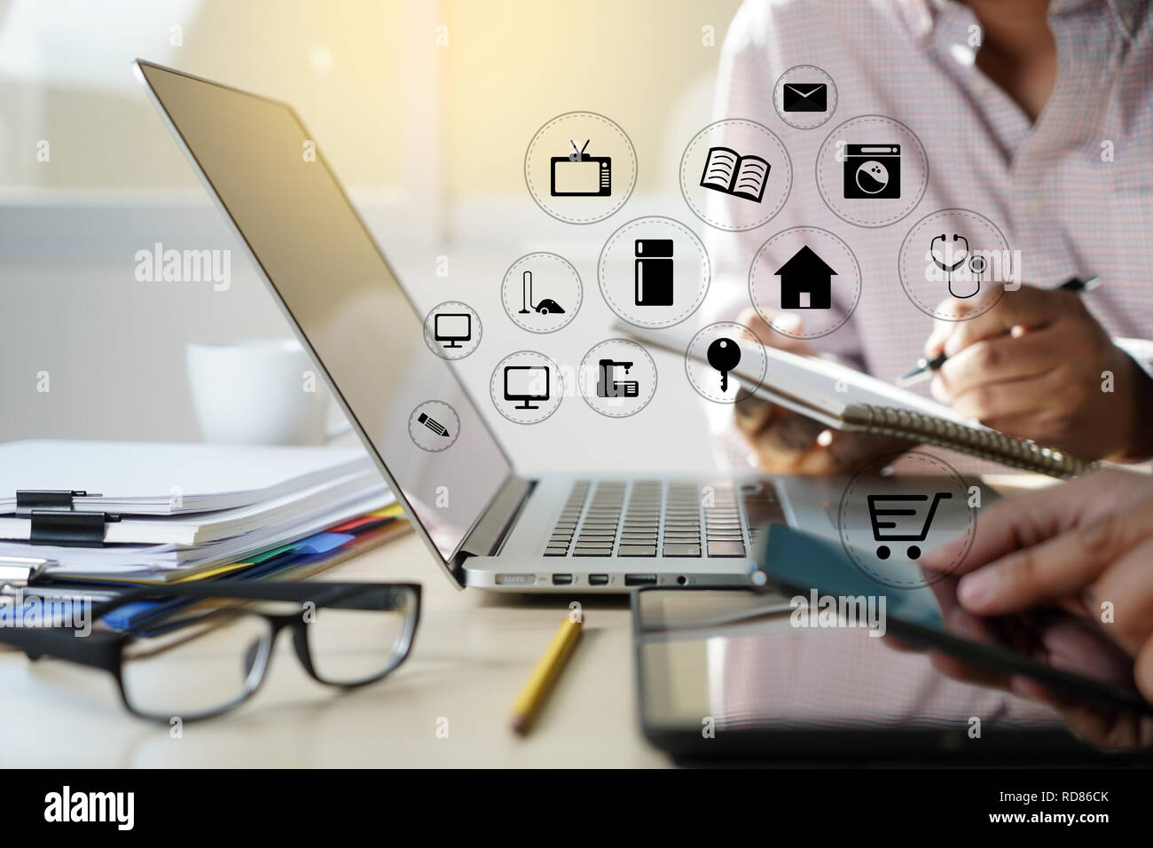 Business people use Technology E-commerce Internet Global Marketing ...