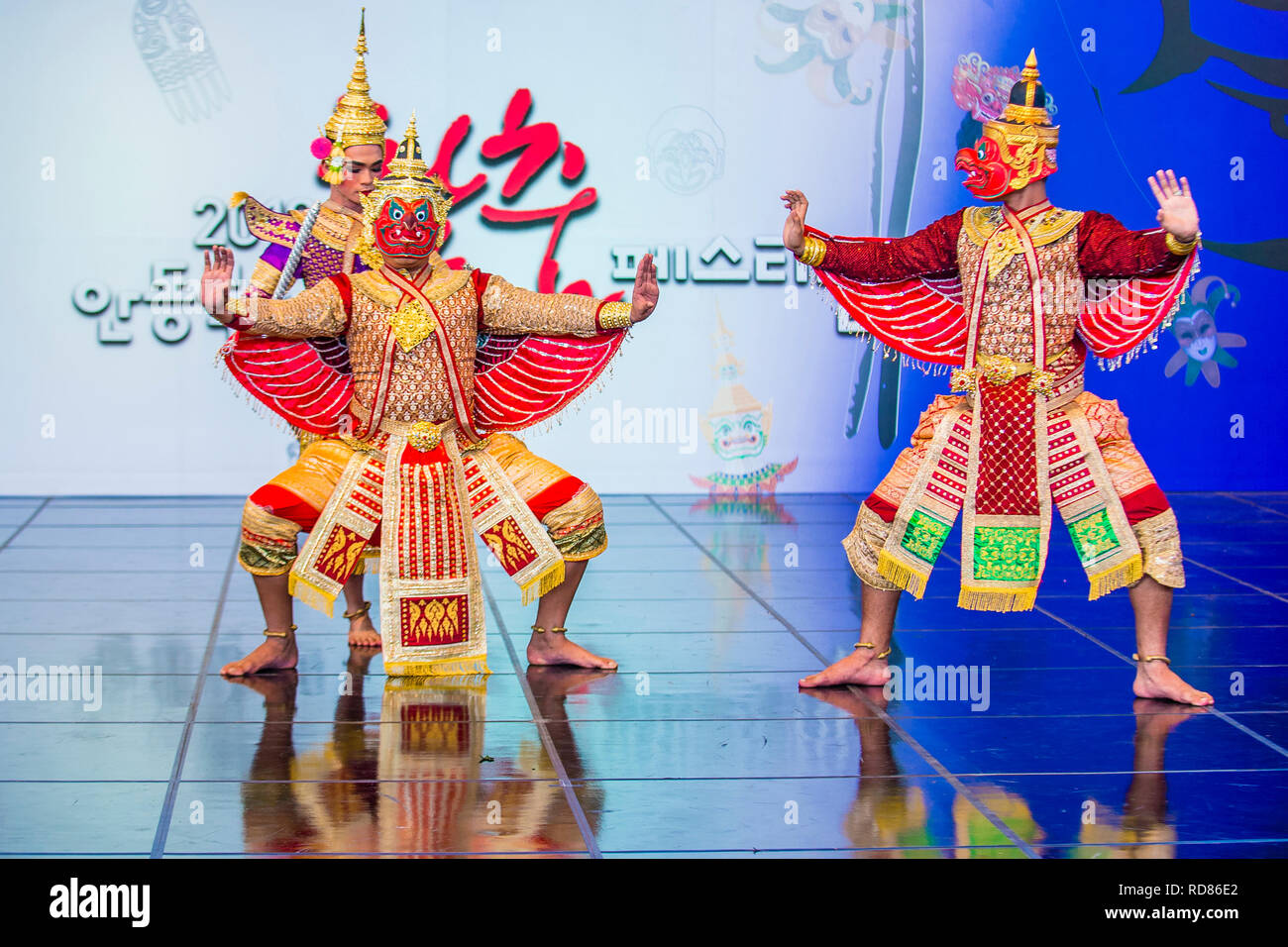 Thai dancers performing the traditinal Thai Khon dance at the Mask ...