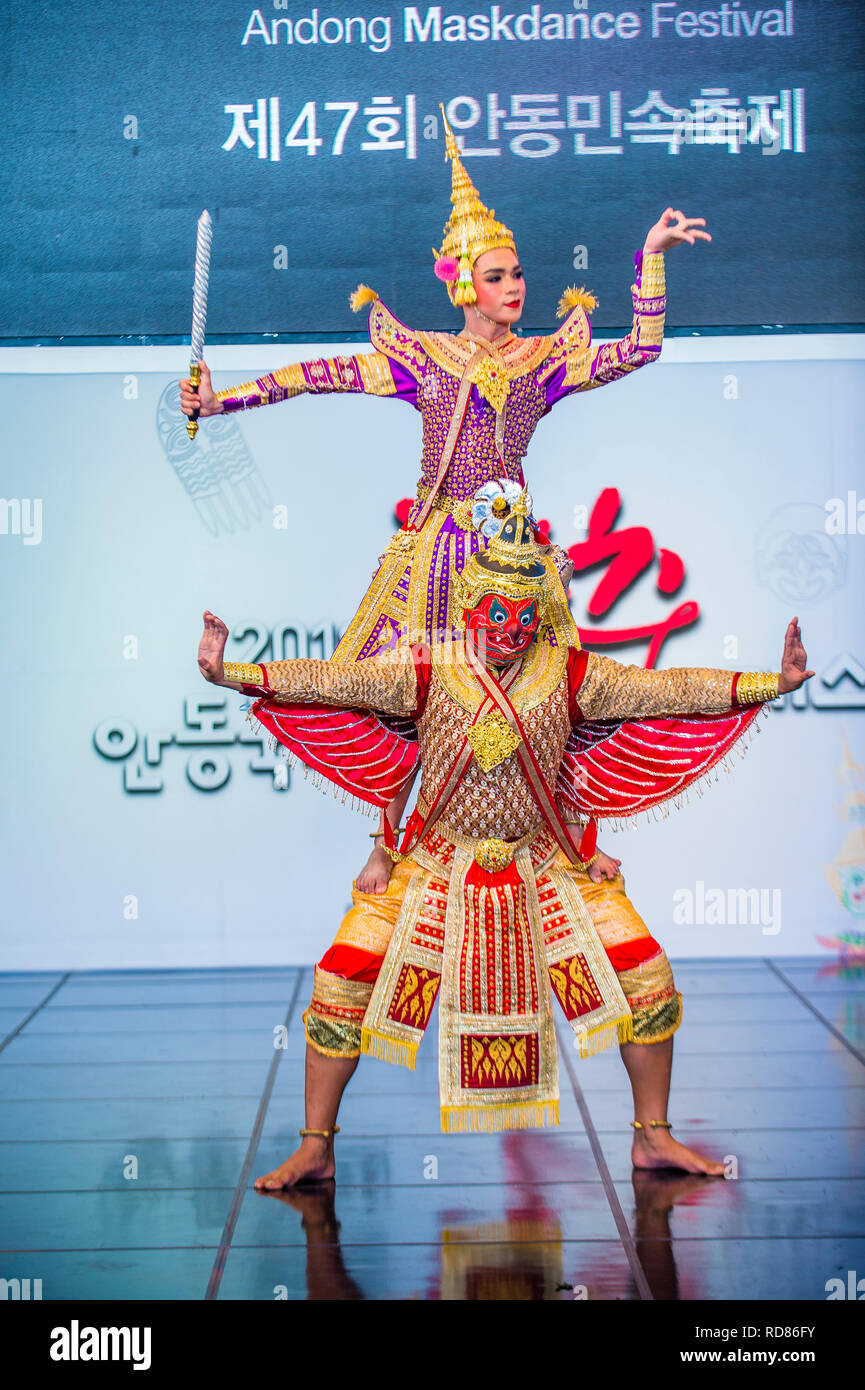 Thai dancers performing the traditinal Thai Khon dance at the Mask ...