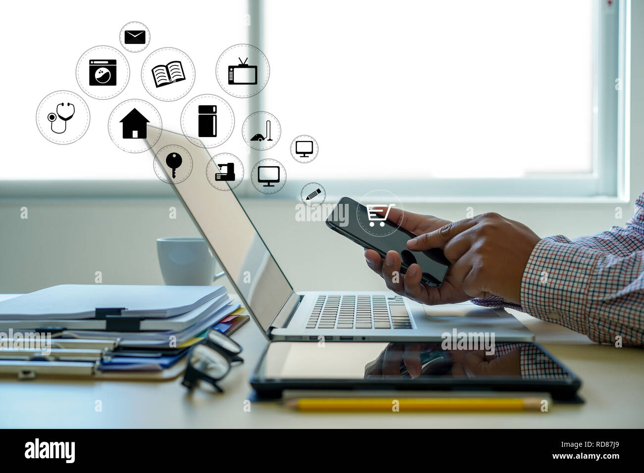 Business people use Technology E-commerce Internet Global Marketing ...