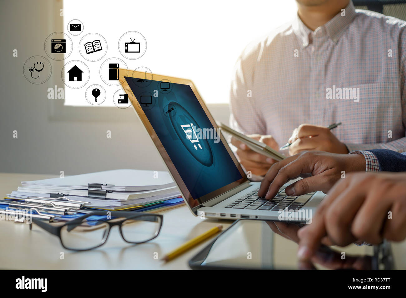 Business people use Technology E-commerce Internet Global Marketing ...