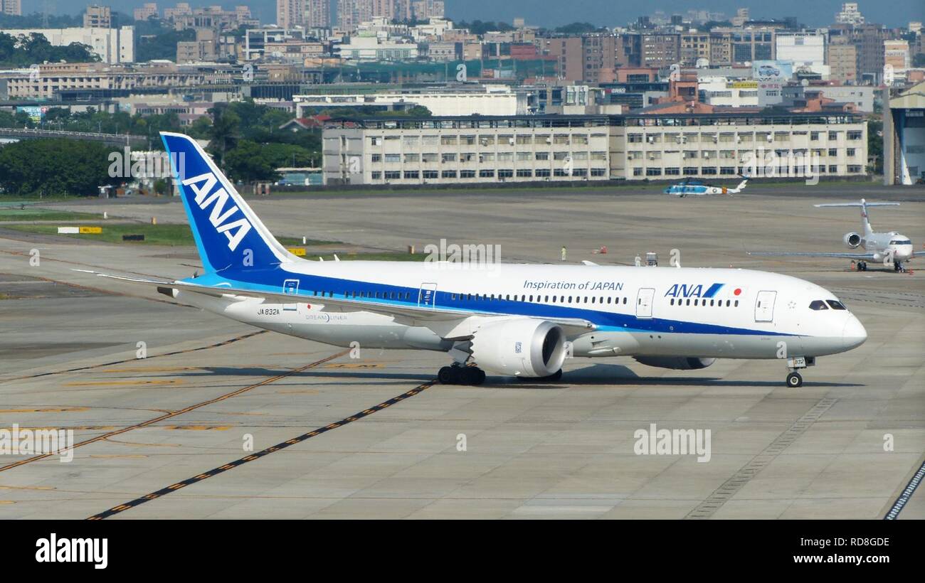 Ana boeing 787 taxiing hi-res stock photography and images - Alamy