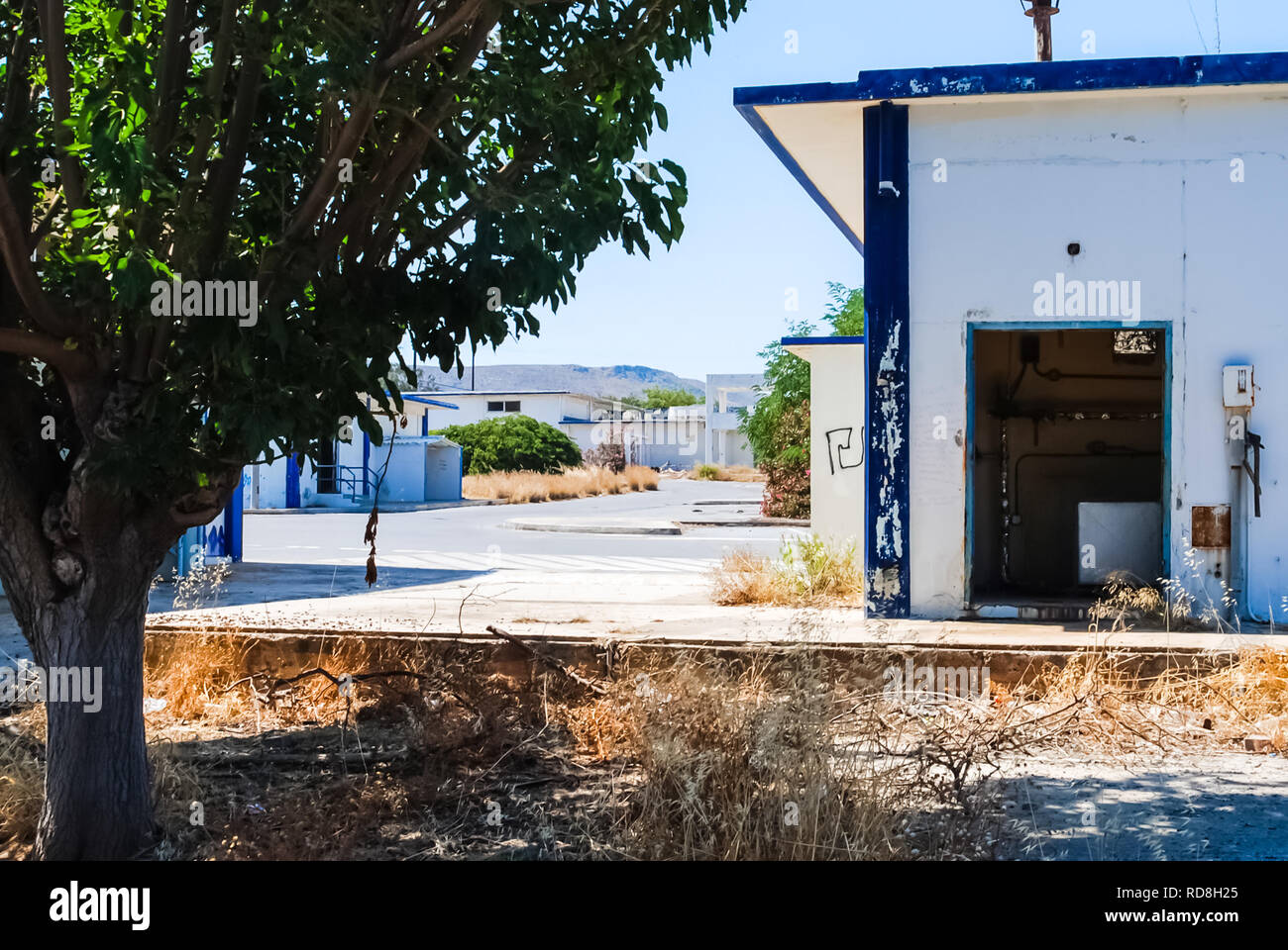 Houses fallen into disrepair hi-res stock photography and images - Alamy
