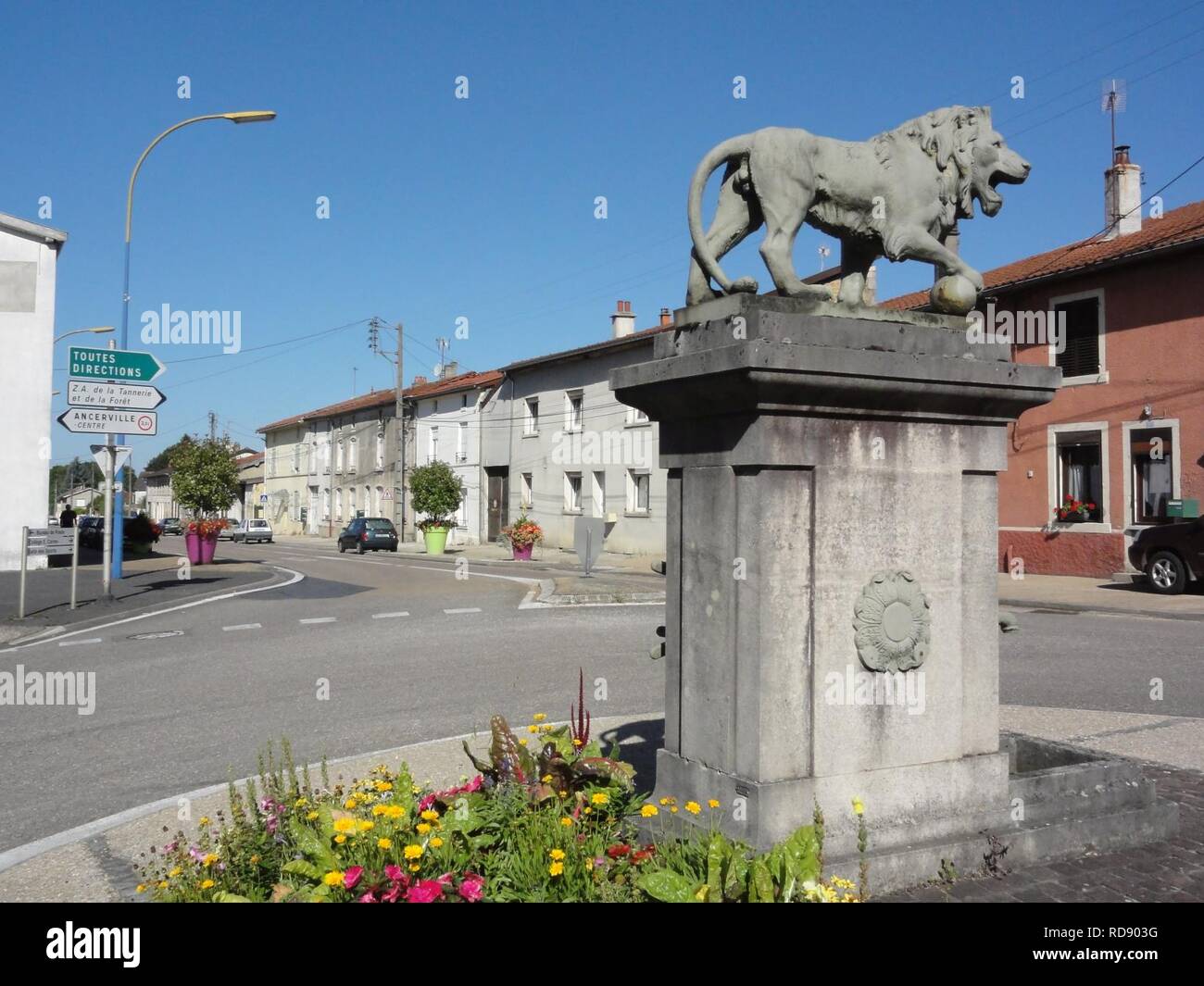 Ancerville (Meuse) fontaine avec statue lion (02 Stock Photo - Alamy
