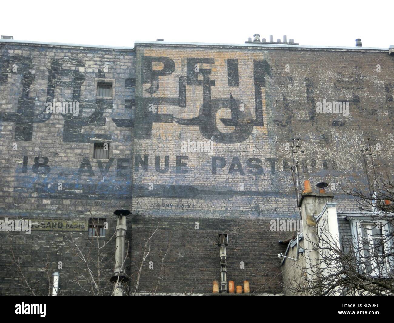 Paris murales hi-res stock photography and images - Alamy