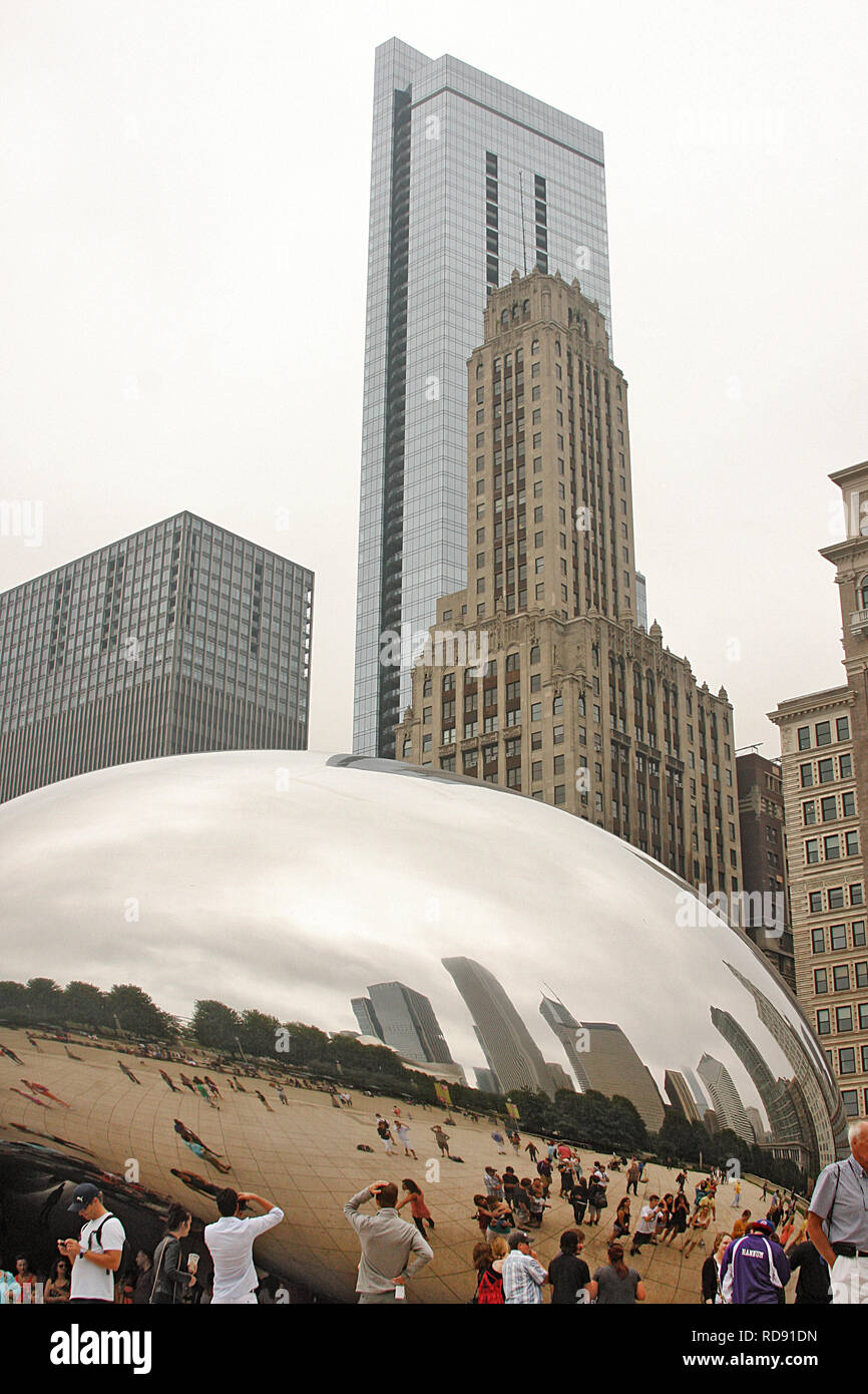 Cloud gate sculpture known bean hi-res stock photography and images - Alamy