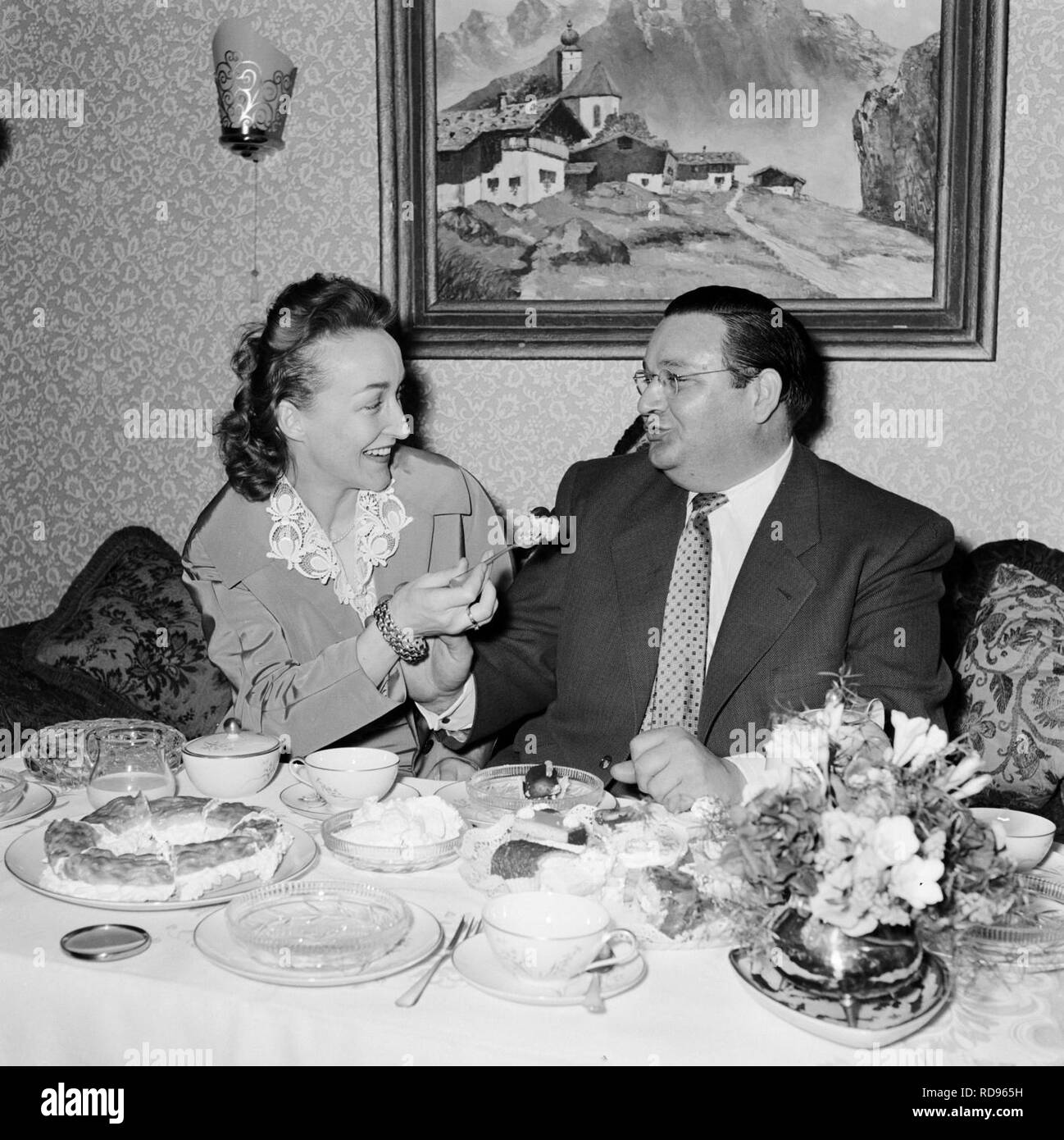 Annemarie en Hans Bandmann zitten aan een gedekte tafel met ...