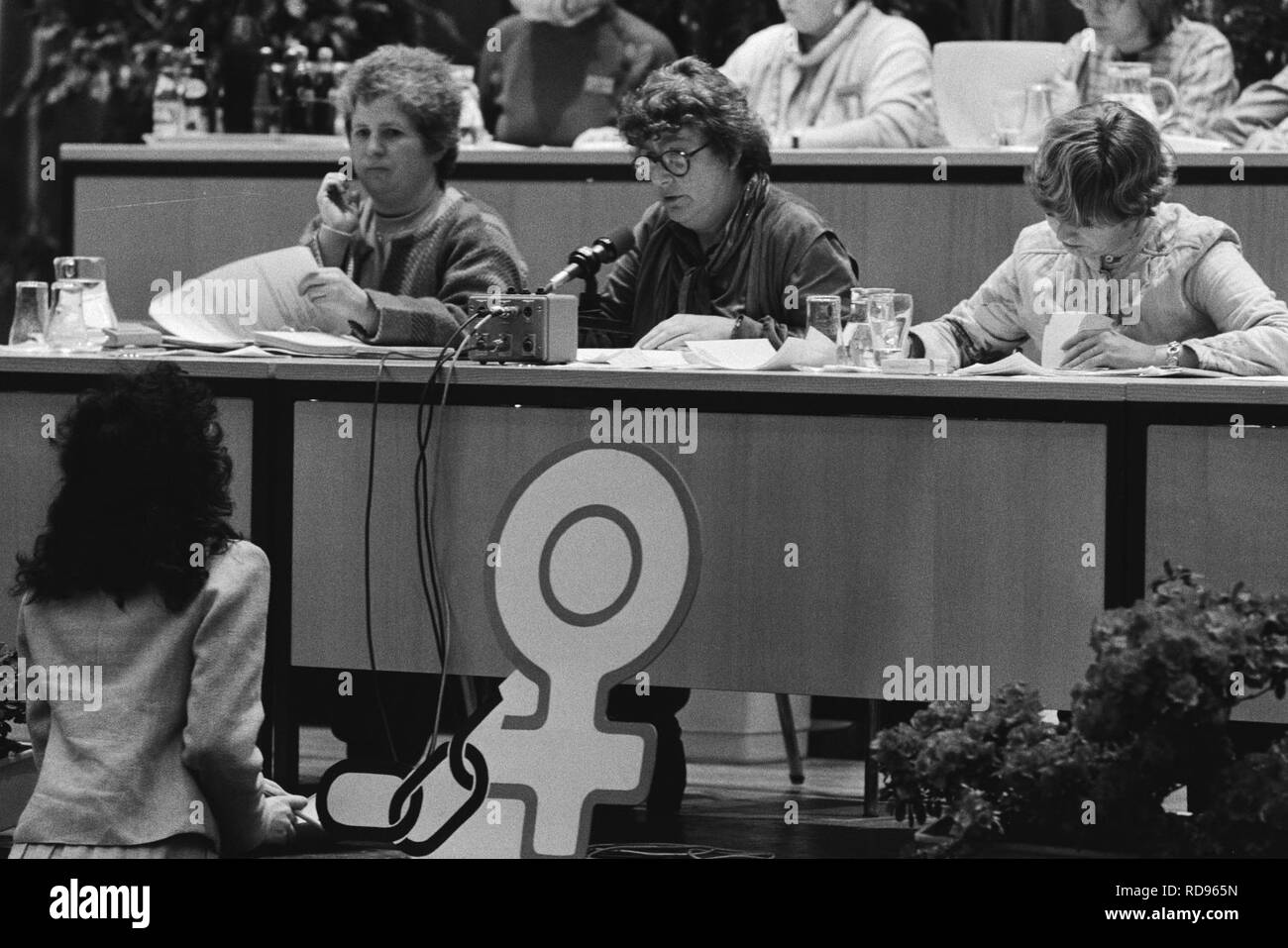 Annemarie Grewel (m) aan het woord, Bestanddeelnr 932-5277 Stock Photo ...