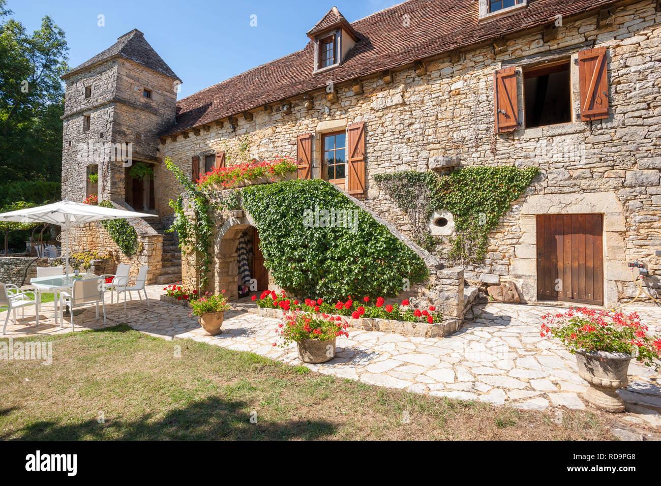 Stunning old stone French farmhouse in the sunshine Stock Photo - Alamy