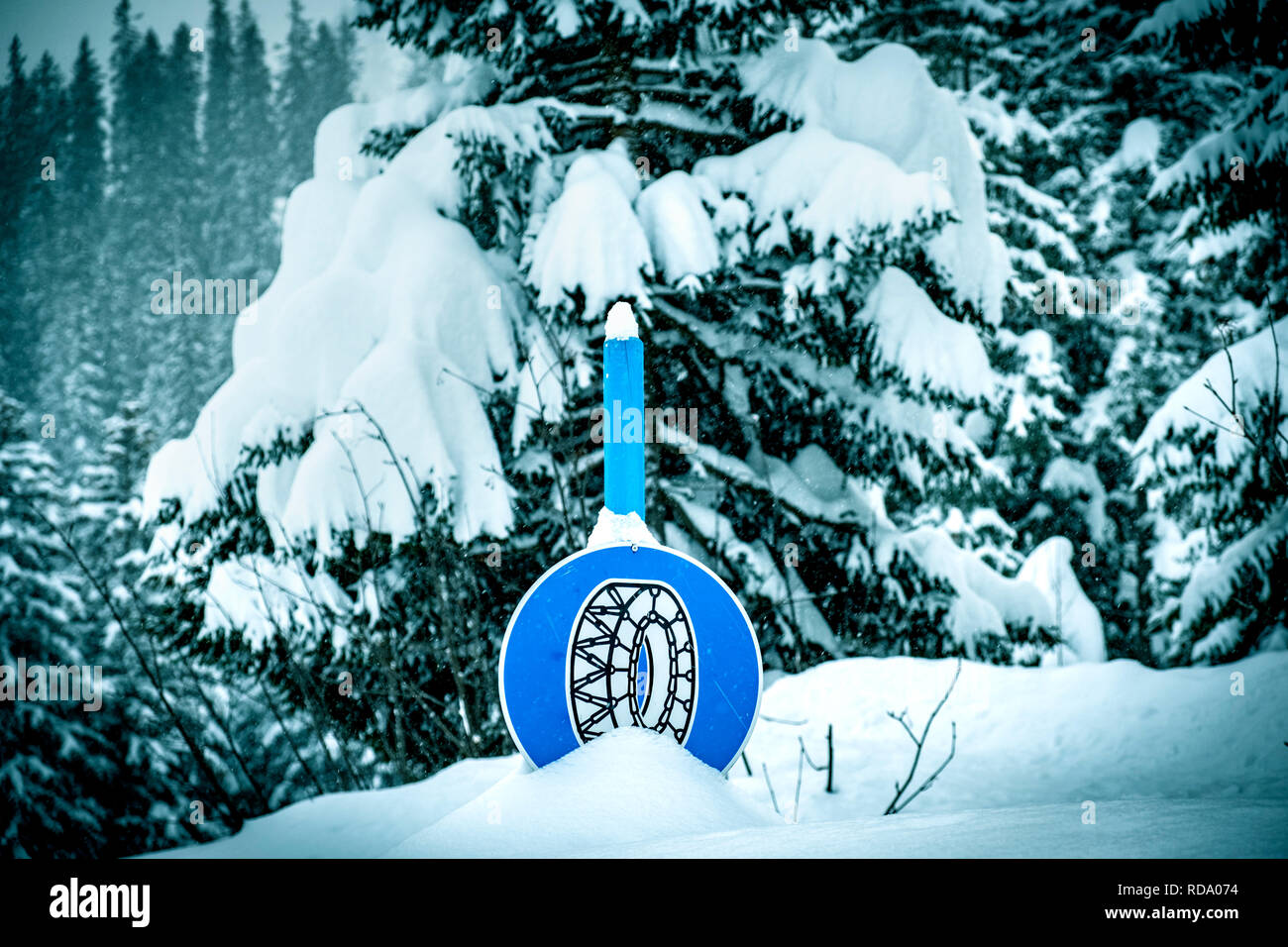 Snow chains sign in deep snow Stock Photo - Alamy