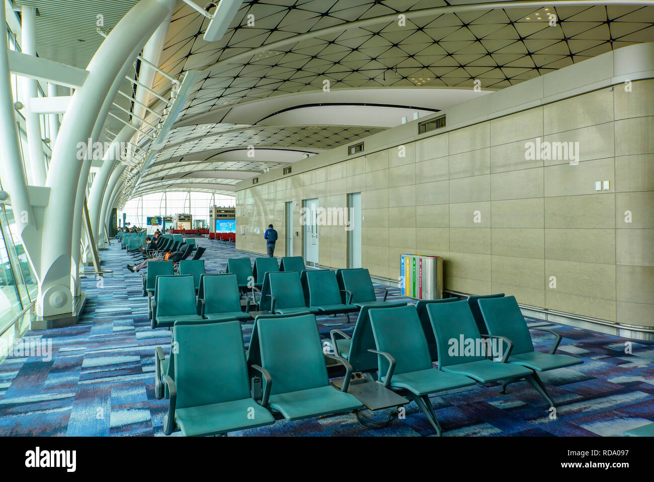 Hong kong airport interior hi-res stock photography and images - Alamy