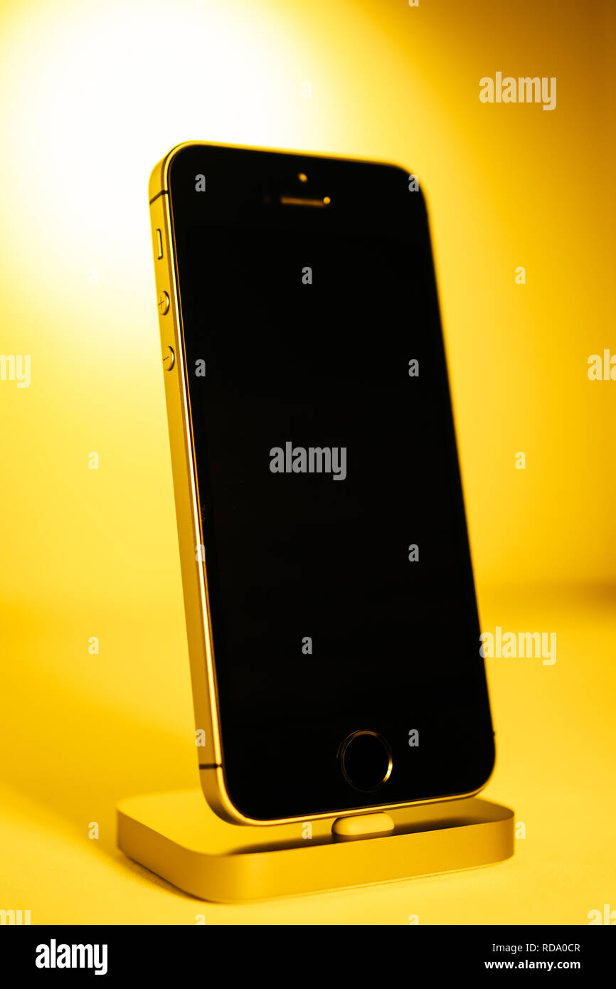 Apple smartphone dock hi-res stock photography and images - Alamy
